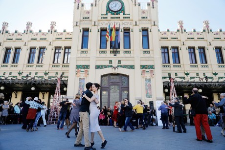 Several Couples Dance Tango Outside Estacion Editorial Stock Photo ...