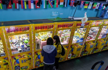 52 Claw machine Stock Pictures, Editorial Images and Stock Photos ...