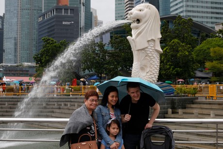 Family Poses Photograph Merlion Statue Singapore Editorial Stock Photo ...