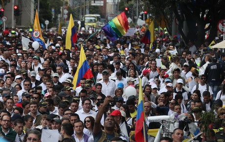 imágenes de Colombian citizens march against terrorism, Bogota ...