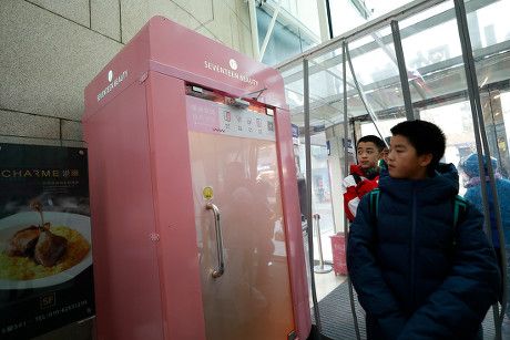 Passersby Look Shareable Makeup Pod Operated Editorial Stock Photo ...