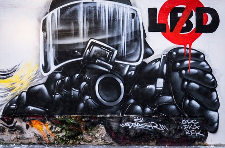 imágenes de Black Lines graffiti, Paris, France - 03 Feb 2019 ...