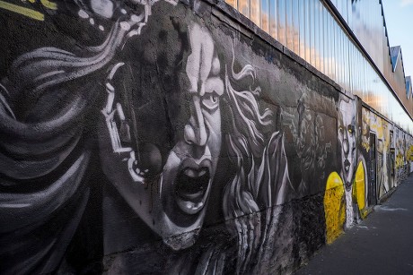 imágenes de Black Lines graffiti, Paris, France - 03 Feb 2019 ...