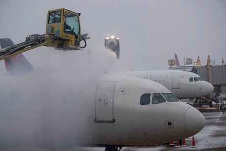 Workers Deice Delta Airlines Airplane Flight Editorial Stock Photo ...