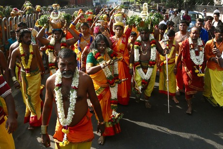 Indian Hindu Devotees Worship Lord Shiva Redaktionelles Stockfoto ...