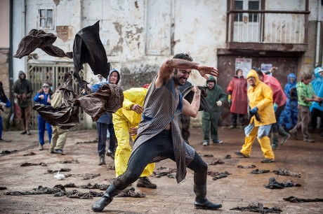 People Attend Traditional Farrapada Mud Battle Editorial Stock Photo ...