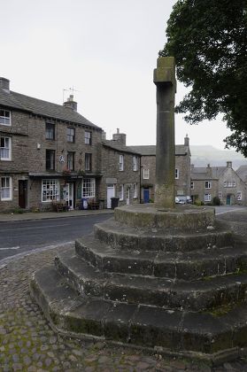 Memorial Askrigg Village Yorkshire Dales Yorkshire Editorial Stock ...