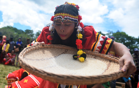 Filipino Man Indigenous Matigsalug Tribe Blows Editorial Stock Photo ...