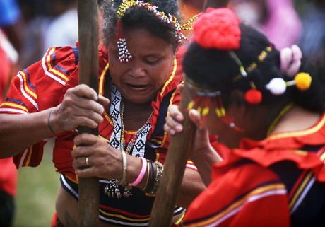 Filipino Man Indigenous Matigsalug Tribe Competes - Foto de stock de ...