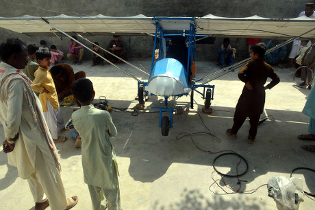 __COUNT__ Man who made a home made flying machine in Pakistan, Arifwala ...
