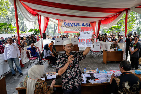 Indonesian Election Official Shows Mockup Ballot Editorial Stock Photo ...