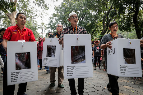 Indonesian Election Commision Officials Carry Ballot Editorial Stock ...