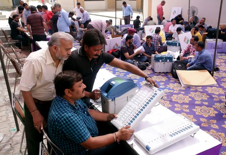 Officials Indian Electoral Commission Demonstrate Electronic Editorial ...