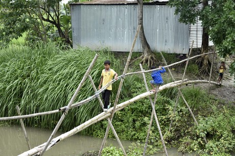 Indian Children Cross Bamboo Bridge Kayakuchi Editorial Stock Photo ...