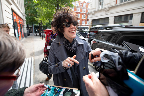 6 Lp signs autographs at bbc Stock Pictures, Editorial Images and Stock ...