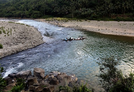 Filipinos Belonging Indigenous Dumagat Tribe Paddle Editorial Stock ...