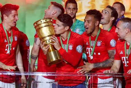 DIE SPIELER FEIERN FANKURVE DEN POKALSIEG Editorial Stock Photo - Stock ...