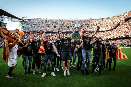 Valencia Players Celebrate Trophy Mestalla Stadium Editorial Stock ...