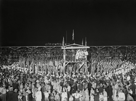 6 Crowd milling around Stock Pictures, Editorial Images and Stock ...