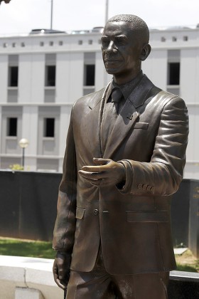 View Bronze Statue 44th Us President Editorial Stock Photo - Stock ...