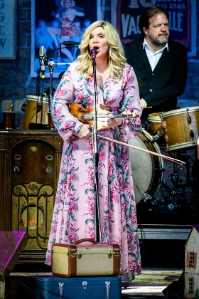 American Bluegrasscountry Singer Alison Krauss Performed Editorial ...