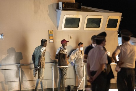 Migrants Disembark Italian Guardia Di Finanza Editorial Stock Photo ...