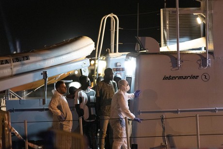 Migrants Disembark Italian Guardia Di Finanza Editorial Stock Photo ...