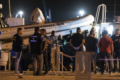 Migrants Disembark Italian Guardia Di Finanza Editorial Stock Photo ...