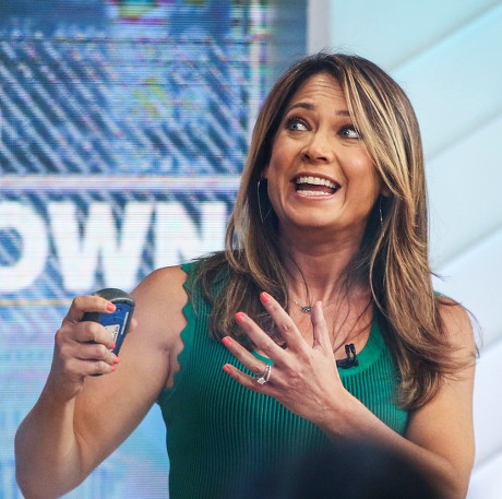 3,000 Funny facial expression tv presenter Stock Pictures, Editorial ...