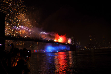 Fireworks Light Brooklyn Bridge During Annual Editorial Stock Photo ...