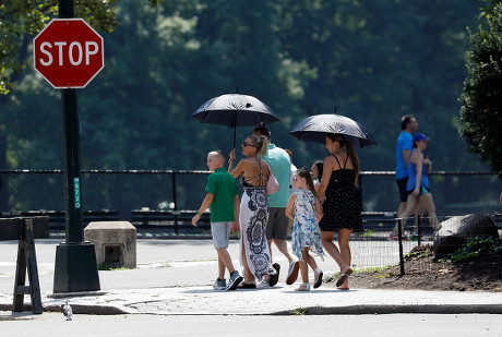 People Shade Themselves Sun They Walk Editorial Stock Photo - Stock ...