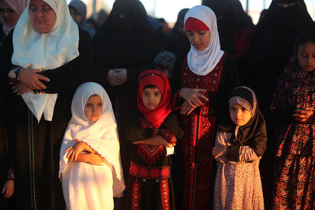 Palestinian Muslims Attend Morning Prayer Celebrating Editorial Stock ...