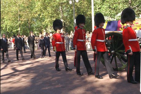 Crowd Scenes Buckingham Palace On Day Editorial Stock Photo - Stock ...