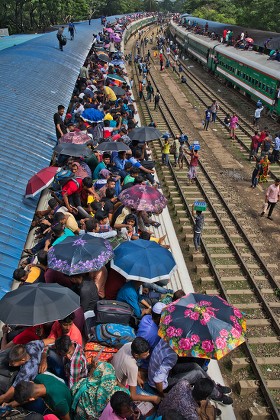 Men Women Pack Into Train Carriages Editorial Stock Photo - Stock Image ...