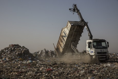 __COUNT__ People scavenging on a garbage tip, Juhor al-Deek ...