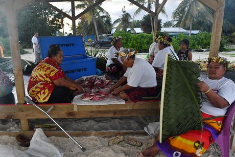Locals Scale Fish Cook On Umu Editorial Stock Photo - Stock Image ...