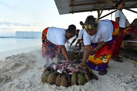 Locals Cook Fish On Umu Traditional Editorial Stock Photo - Stock Image ...