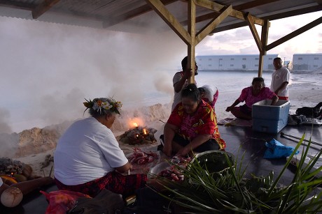 Locals Scale Fish Cook On Umu Editorial Stock Photo - Stock Image ...