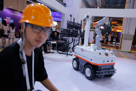 5g Robot Made By Tencent On Redaktionelles Stockfoto – Stockbild ...