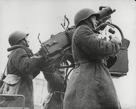 57 Soldiers fire machine guns Stock Pictures, Editorial Images and ...