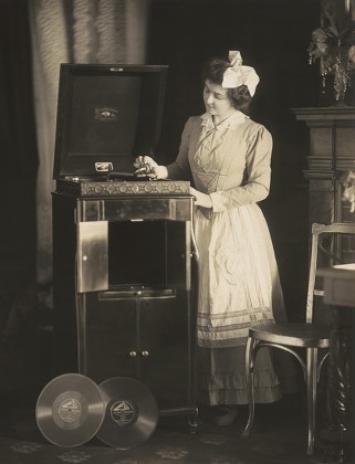 1 Hand crank phonograph Stock Pictures, Editorial Images and Stock ...