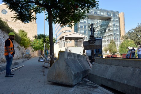 __COUNT__ Cement barrier around UN ESCWA building in Beirut removed ...