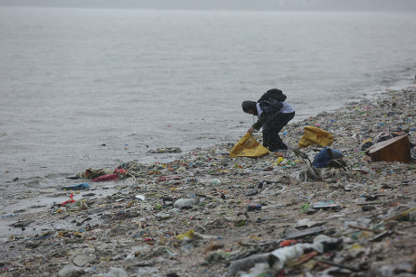 Filipino Volunteer Collects Garbage During International Editorial ...