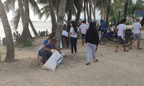 Filipino Volunteer Collects Garbage During International Editorial ...