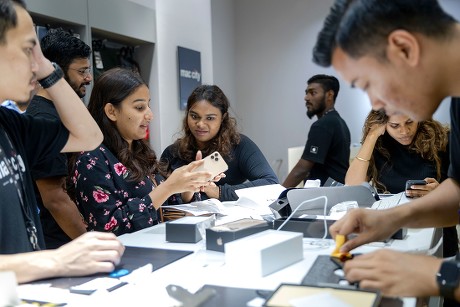 Customers Shown Around Their New Devices Editorial Stock Photo - Stock ...