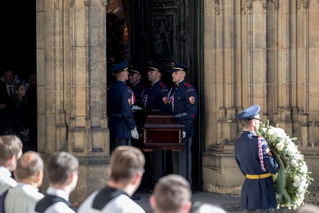 __COUNT__ imágenes de Funeral with state honours of late Czech singer ...