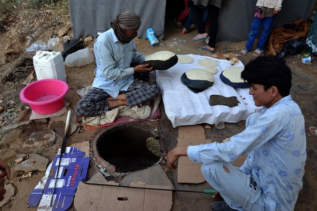 Migrants Bake Naan Bread Indian Traditional Editorial Stock Photo ...