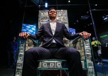 'money throne x10' installation moscow Stock Photos (Exclusive ...