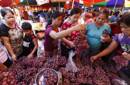 Filipinos Choose Pile Grapes Sold Market Editorial Stock Photo - Stock ...