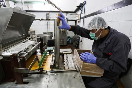 __COUNT__ Palestinian workers prepare 'Ras El-abed', Gaza City ...